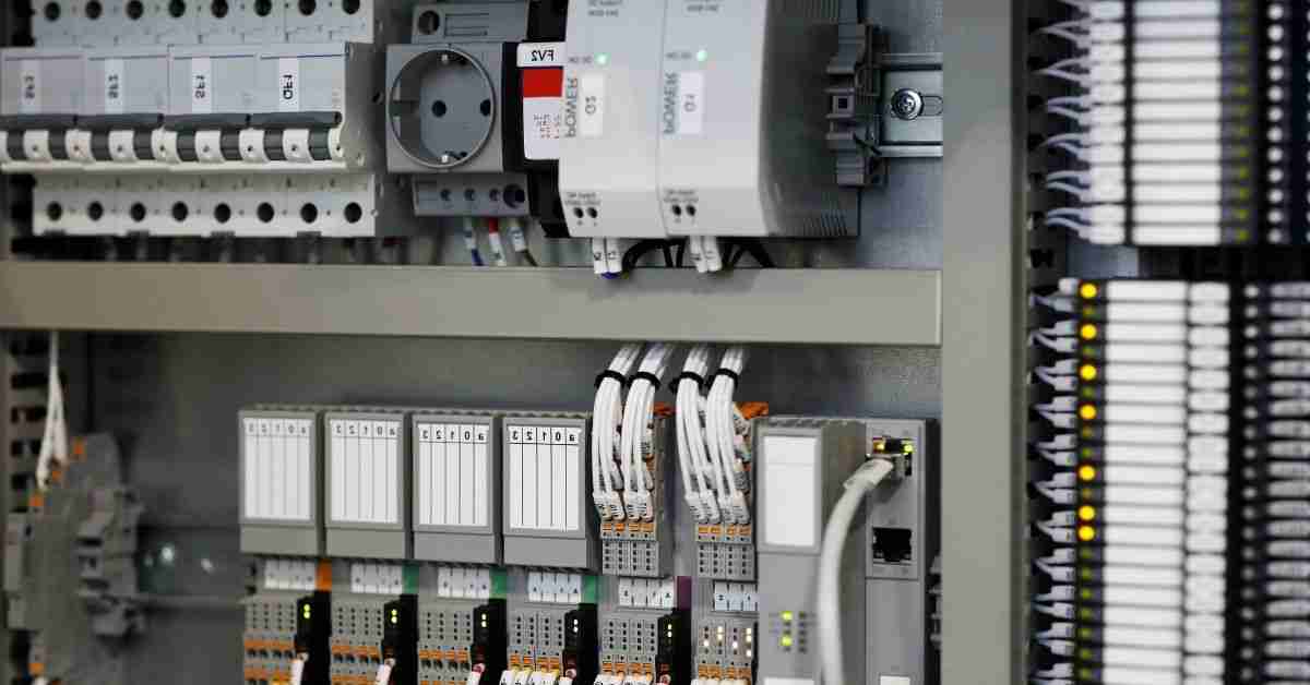 ¿Qué es un Control PLC (Controlador lógico programable)? - Komanc